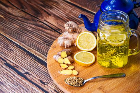 생강과 레몬 주입을 준비하는 재료 자연 의학 및 동종 요법의 개념 가루로 빻은에 대한 스톡 사진 및 기타 이미지 가루로 빻은 건강관리와 의술 건강한 식생활 Istock