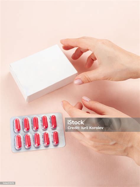 빈 흰색 제품 패키지 상자 여성 손에 모형 Vatamin이 물집 평면도로 빈 약 상자를 엽니다 로고와 텍스트를 위한 장소 건강관리와 의술에 대한 스톡 사진 및 기타 이미지