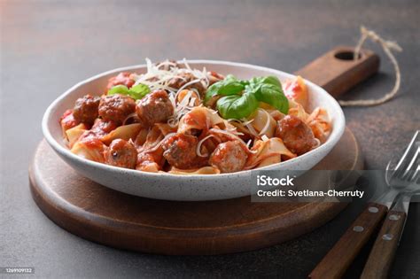 미트볼 파마산 토마토 바질을 곁들인 파스타 페투치네 닫습니다 0명에 대한 스톡 사진 및 기타 이미지 0명 갈색 건강한 식생활 Istock