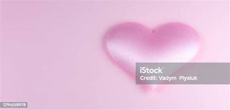 분홍색 배경에 핑크 하트 세인트 발렌타인 데이 컨셉 사랑과 낭만적 인 사진 휴일 엽서 사랑과 아름다운 따뜻한 벽지 부드러운 초점 공간을 복사합니다 0명에 대한 스톡 사진 및