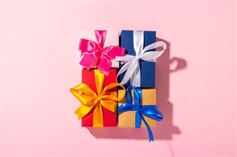 자연 광 아래 분홍색 배경에 리본선물 현대 개념 휴가 가족 사랑하는 그를 위해 배너 플랫 레이 상단 보기 샤워시설에 대한 스톡