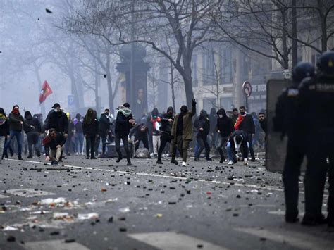 ВИДЕО Парист болсон халдлагыг шударгаар мөрдөхийг шаардсан иргэдийн жагсаал үймээн самуун