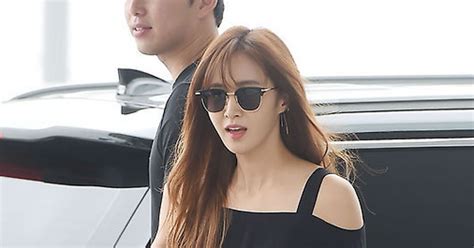 [사진]소녀시대 유리 올블랙 오프숄더 패션으로 세련되게