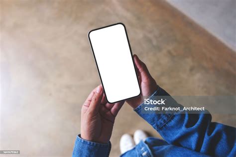 빈 데스크톱 화면으로 휴대 전화를 들고있는 여성의 상단 보기 모형 이미지 35 39세에 대한 스톡 사진 및 기타 이미지 35 39세 Brand Name Smart