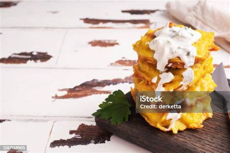 소스와 접시에 강판 감자의 튀긴 케이크 전통적인 팬케이크 상자 Raggmunk 감자 요리에 대한 스톡 사진 및 기타 이미지 감자 요리 강판에 갈기 건강한 식생활