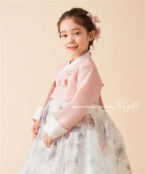 주키즈톡톡 달콤한 꿈결같은 사랑스러움이 느껴지는 여울 여아한복이에요 시스루 원단에 은은하게 나염된