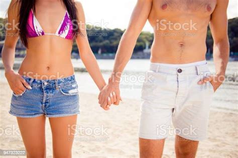 두 가지 매력적인 근육 남자와 해변에 산책 하 고 손을 잡고 여자의 클로즈업 2명에 대한 스톡 사진 및 기타 이미지 2명 가냘픈 근육질 체격 Istock