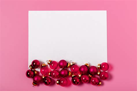 분홍색 크리스마스 공과 분홍색 배경에 복사 공간이있는 흰색 빈 종이 크리스마스와 새해 축하 개념 플랫 레이 모형 최소한의 상단 보기 0명에 대한 스톡 사진 및 기타 이미지