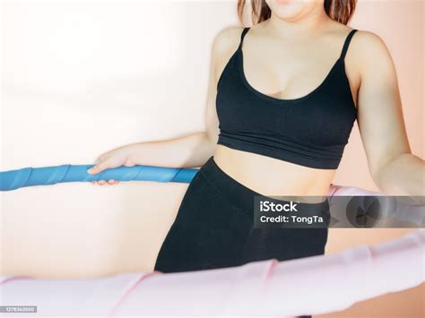 스포츠웨어에서 가까운 여자로부터 배꼽 지방 개념을 잃고 건강한 몸을 위해 훌라 후프와 운동 복부 근육에 대한 스톡 사진 및 기타 이미지 Istock