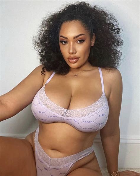 Foto De Paris Hk Wearing Savagexfenty