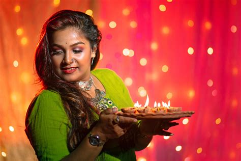 요정 빛 배경에 그녀의 손에 디왈리 오일 디야를 들고 아름답고 젊은 소녀 디왈리 소녀 를 즐기는 빛의 축제 전통 페스티벌에 대한 스톡 사진 및 기타 이미지 Istock