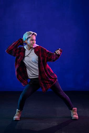 캐주얼 한 옷과 보라색과 파란색 배경으로 스튜디오에서 안무를 춤추는 라틴 여성 댄서에 대한 스톡 사진 및 기타 이미지 댄서 댄스 및 전자 음악 댄스 스튜디오 Istock