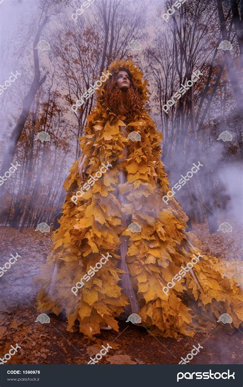 دختر مو قرمز زیبا به عنوان یک پاییز در شنل برگ در جنگل 1590976