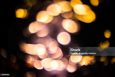 검은 색 배경에 흐릿한 컬러 보케 어두운 곳에서 빛나는 보케 조명 반사 및 다른 색상의 하이라이트 밤에 빛나는 화환 0명에 대한 스톡 사진 및 기타 이미지 Istock