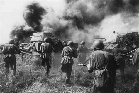 Советская пехота и танки Т 34 в наступлении во время боев на Курской дуге — военное фото