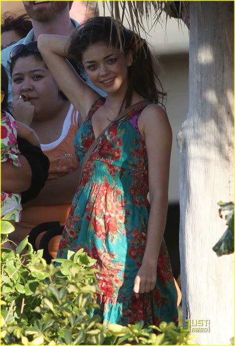 Sarah Hyland Is Hawaii Happy Photo Photo Gallery Just Jared Jr