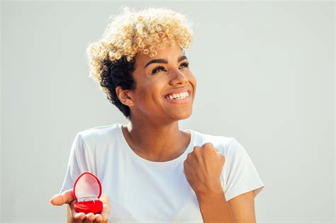 백인 스튜디오 배경에서 남자와 결혼을 요구하는 아프리카 계 미국인 여성의 제안 20 24세에 대한 스톡 사진 및 기타 이미지 Istock