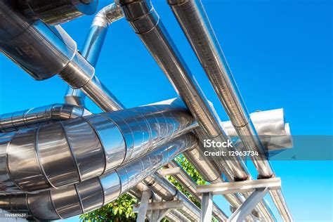 냉각기 또는 증기 파이프라인과 정유 공장에서 석유 및 가스 산업 석유 화학 유통 파이프 제조의 절연 오버 헤드 강 관 지원 및 냉각 시스템 산업에 대한 스톡 사진 및 기타