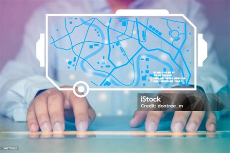 검색 맵에 가상 현실 키보드를 사용하는 인간은 새로운 전 세계 공급망 지구 및지도 홀로그램을 개발합니다 로드맵이 있는 키보드 가상현실에 대한 스톡 사진 및 기타 이미지