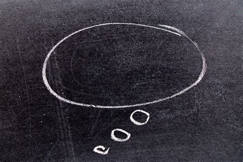 백색 분필 손을 위한 빈 공간 거품 음성 형태로 그리기 블랙 보드 배경에 텍스트를 추가 합니다 개념에 대한 스톡 사진 및 기타 이미지 Istock