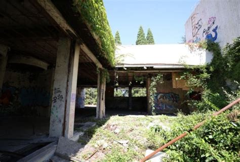 Потресаващи СНИМКИ показват какво остана от бившата резиденция на Тато в Банкя