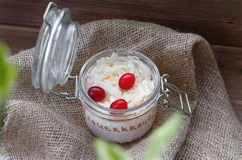 자루에 나무 테이블에 열린 유리 항아리에 크랜베리와 소금에 절인 양배추 0명에 대한 스톡 사진 및 기타 이미지 0명 건강한 식생활 그림자 Istock