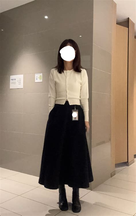 科技業日常 昨天的穿搭 分別有好多同事comment A 你是要去見家長嗎？ B 你為什麼穿這樣？好怪！你要去幹嘛？ C 你的裙子很美耶！ ：我真的沒有特別打扮 就是櫃子看到這兩件覺得是搭