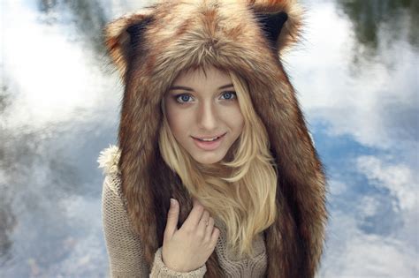 배경 화면 여자들 모델 초상화 금발의 긴 머리 파란 눈 겨울 웃고있는 피부 모피 모자 소녀 아름다움 시즌 직물 사진 촬영 모피 의류
