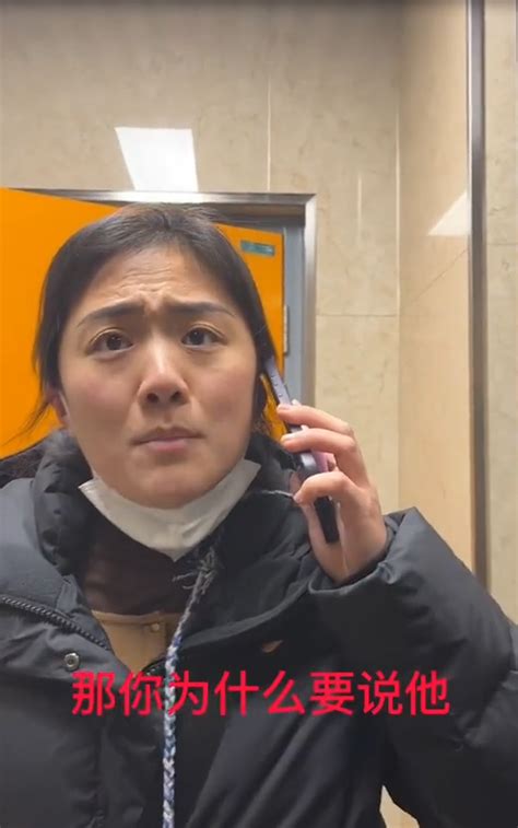 Bà mẹ cho con trai 6 tuổi dùng toilet nữ không đóng cửa cô gái trẻ phản ứng còn bị mắng ngược