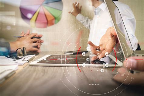 사업 개념으로 그의 동료 및 사무실에서 비즈니스 전략 디지털 레이어 효과와 프레 젠 테이 션 만들기 계약서에 대한 스톡 사진 및 기타 이미지 Istock