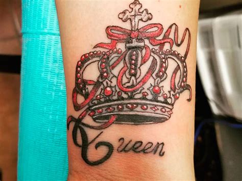 Татуировка корона на руке у девушки Id 17249