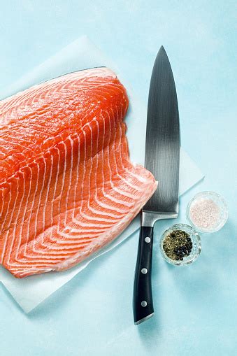 테이블에 요리사의 칼과 나무 도마에 신선한 연어 슬라이스 요리 레시피 음식 배경 신선한 생선 제품 건강한 식생활에 대한 스톡 사진 및 기타 이미지 Istock