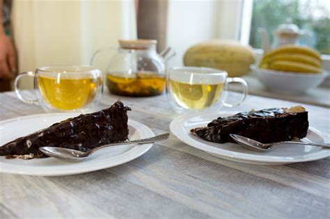 애프터눈 티 민트와 레몬 양조 차 컵 수제 과자를 곁들인 주전자 디저트와 함께 차를 마시는 테이블 설정 0명에 대한 스톡 사진 및 기타 이미지 Istock