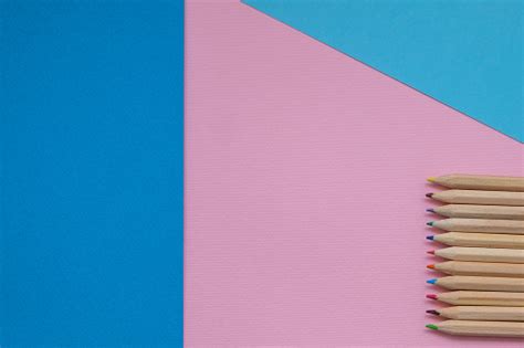 다채로운 연필과 다채로운 분홍색과 파란색 종이 배경에 여러 가지 색연필 검은 색 배경에 색연필 더미 개념 빈 종이로 인생을 시작하십시오 0명에 대한 스톡 사진 및 기타