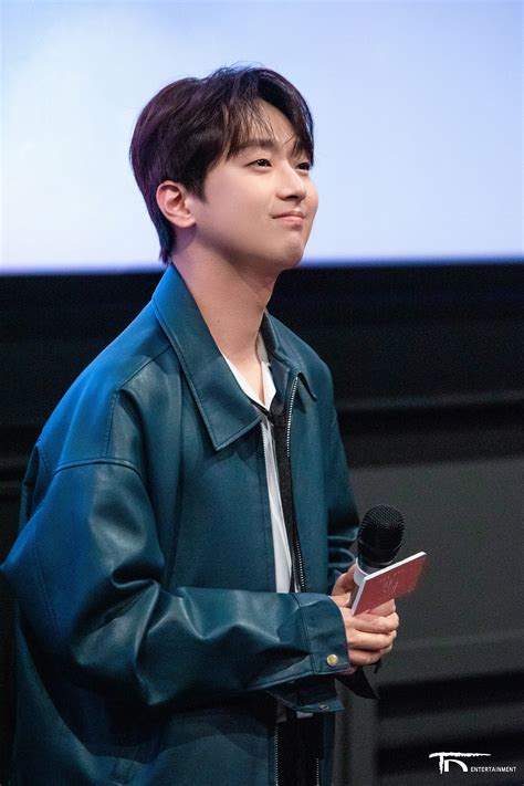 더쿠 방송에서 보는 이찬원과 살짝 다른 느낌의 이찬원 비하인드 사진 모음