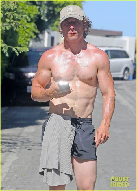 Jeremy Allen White Shows Off His Fit Physique During Shirtless Workout In La Photo 4957125