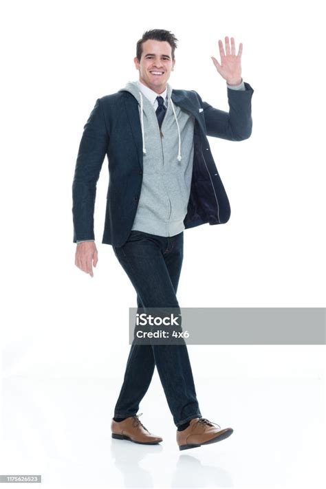 미소 행복쾌활한물결치는 사무실에서 흰색 배경 앞에서 2029세 성인 잘생긴 남성청년 사업가사업가 1명만1인전체 길이정면 보기 남자에 대한 스톡 사진 및 기타 이미지 Istock