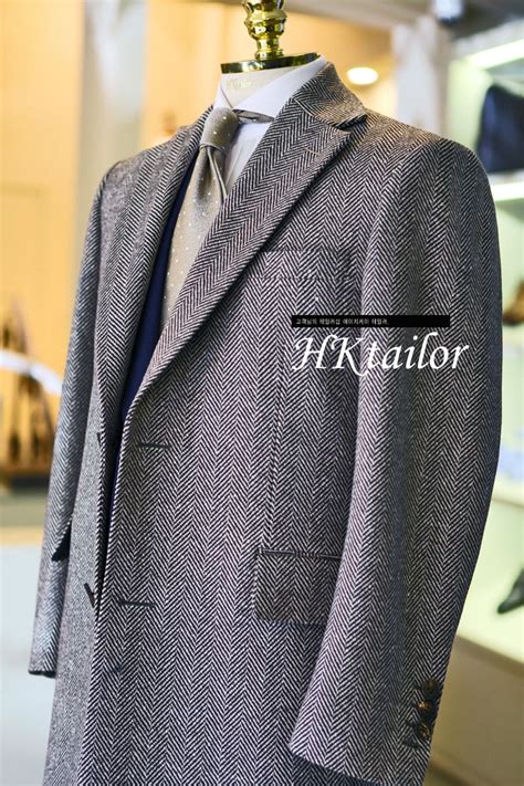 헤링본은 정장에 어울리는 고급 자켓중 하나에 속합니다 올겨울 을 위해 무더운 여름 역시즌을 노려 보세요 여름