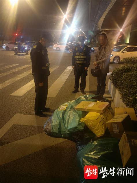 货车掉落百余件快递包裹，多亏警民联手物归原主