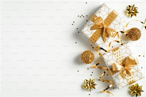 크리스마스 플랫 레이 구성입니다 흰색 배경에 크리스마스 선물 상자 공 및 황금 장식 플랫 레이 평면도 복사 공간 크리스마스 배너 모형 새해 인사말 카드