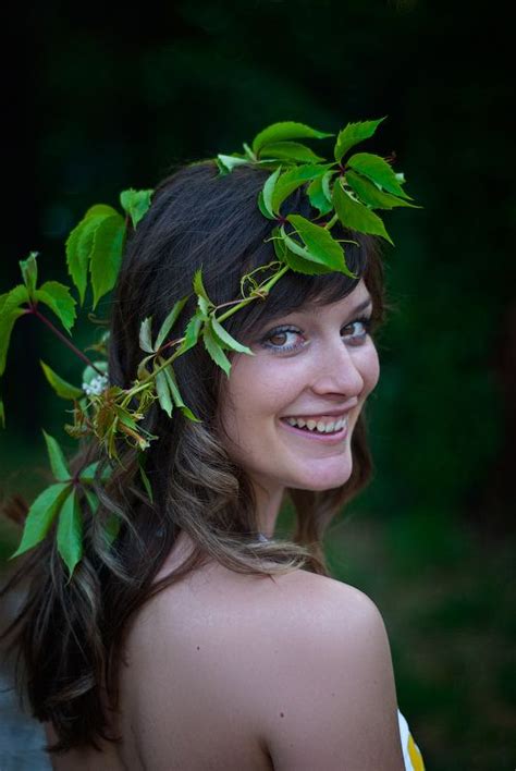 Девушка в венке из листьев и цветов Цветы Венки Листья