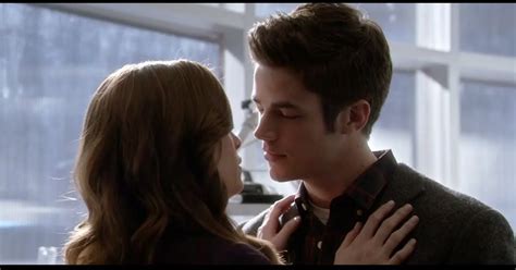 The Flash Barry Et Caitlin à Deux Doigts Dêtre En Couple Dans La