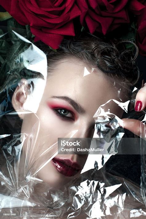 뷰티 패션 모델 여자 얼굴입니다 빨간 장미 꽃 초상화입니다 빨간 입술과 손톱 럭셔리 메이크업 완벽한 피부와 아름다운 갈색 머리 여자 발렌타인 갈색 머리에 대한 스톡 사진 및