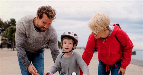 해변에서 자전거를 타고 야외에서 자전거를 탄 어린 가족과 작은 딸 사진 Unsplash의 봄 이미지