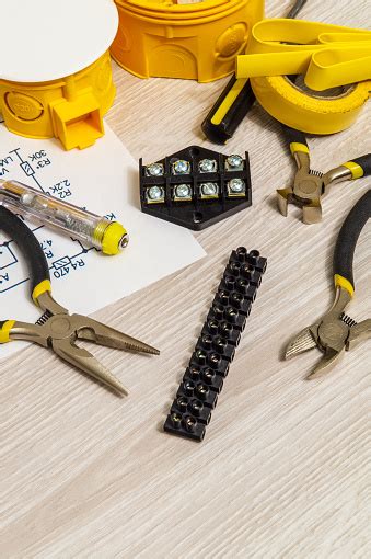 키트 예비 부품 및 배선도 전기 수리 또는 설정 전에 준비 마법사는 전기 수리에 사용됩니다 0명에 대한 스톡 사진 및 기타 이미지 Istock