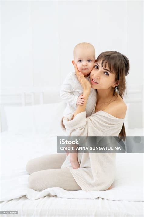 침대에서 집에서 아기 딸과 함께 행복 한 엄마 포옹과 키스 행복 한 젊은 엄마와 모성 사랑에 대한 스톡 사진 및 기타 이미지 사랑 어머니 2 5 개월 Istock