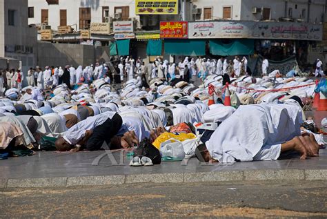サウジアラビア イスラム教徒の正午の礼拝 124645168 の写真素材 アフロ