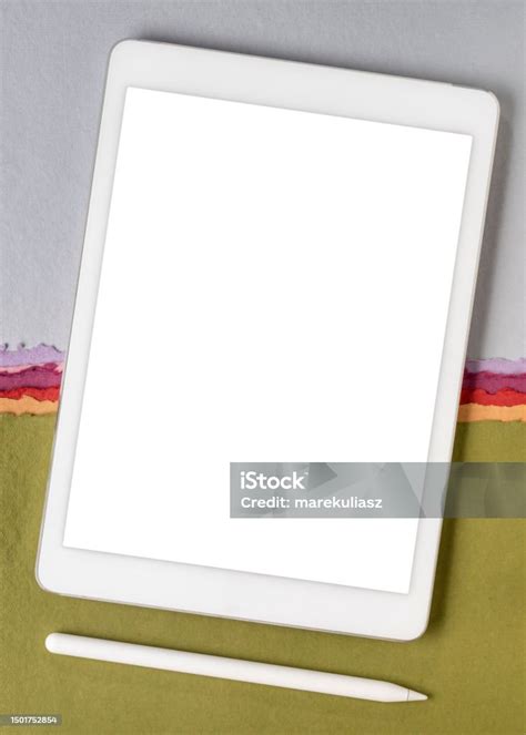 전자 연필이 있는 디지털 태블릿의 모형과 추상적인 종이 풍경에 대한 빈 격리된 화면 모형에 대한 스톡 사진 및 기타 이미지 Istock
