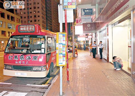 毀門闖小巴 醉漢大覺瞓 東方日報