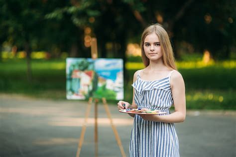 Gadis Cantik Menggambar Di Taman Menggunakan Palet Dengan Cat Dan